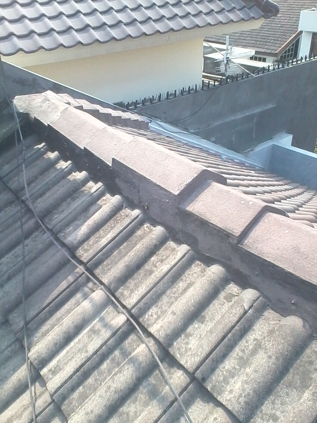 jasa perbaikan atap bocor: Tukang benerin atap genteng.