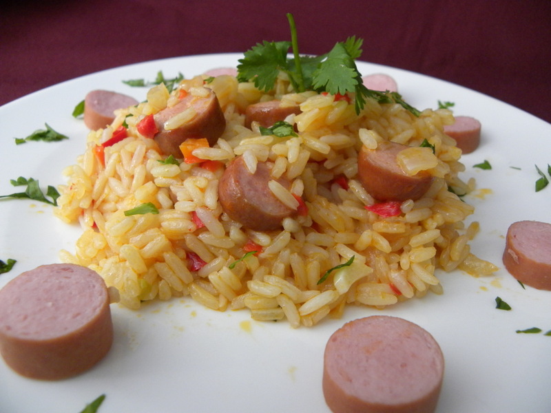 TRASTEANDO EN MI COCINA: ARROZ CON SALCHICHAS