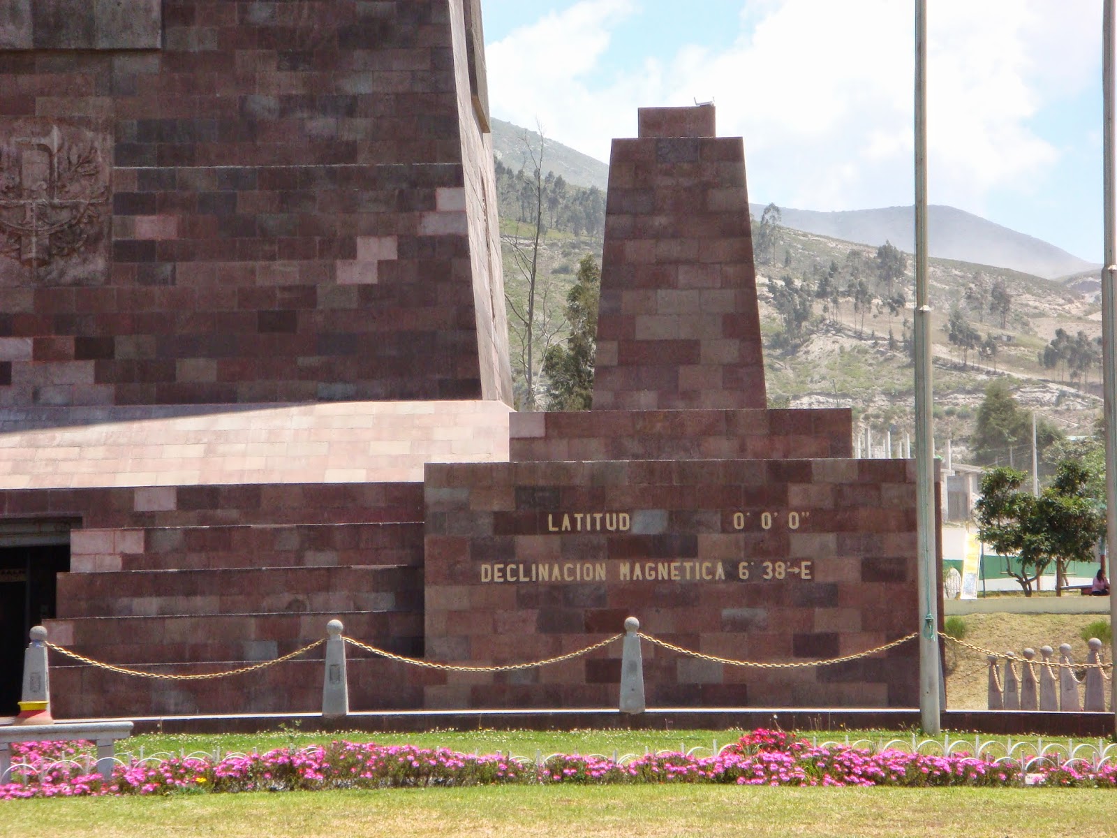 Tourism in ECUADOR : EQUATORIAL LINE or MIDDLE OF THE WORLD