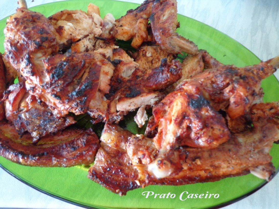 Prato Caseiro: Frango assado no churrasco com arroz branco, batata ...