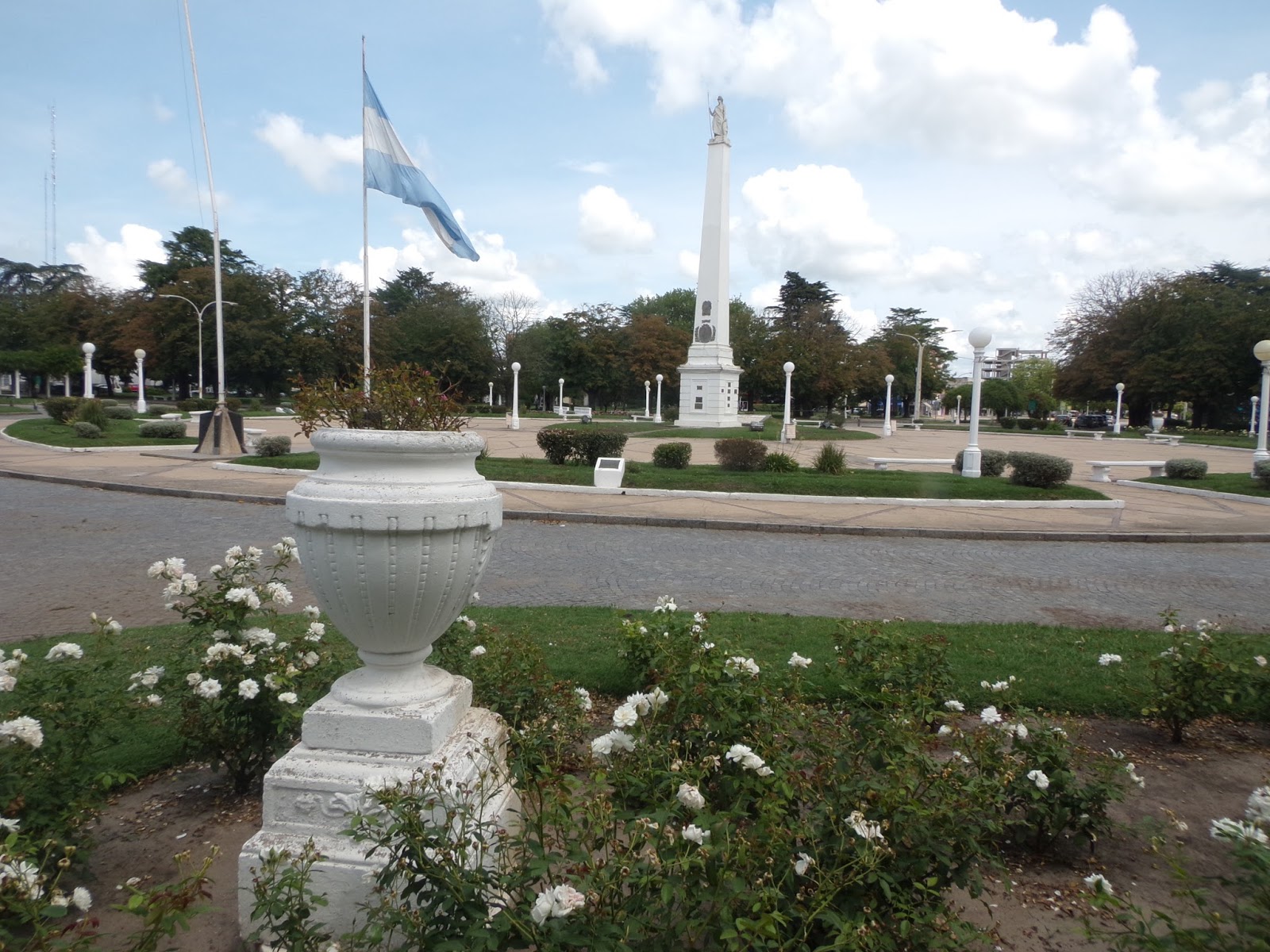 historias con pueblos: PLAZA DE BALCARCE OBRA DEL ARQUITECTO SALAMONE