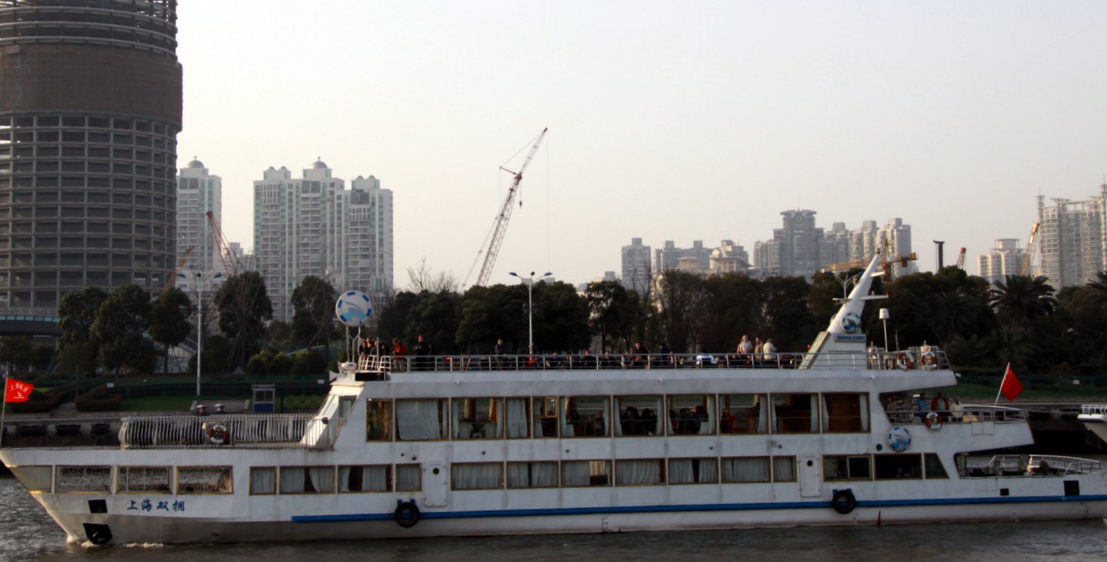 Rambling Raspberries: FERRIES AND CRUISERS ON THE HUANGPU RIVER