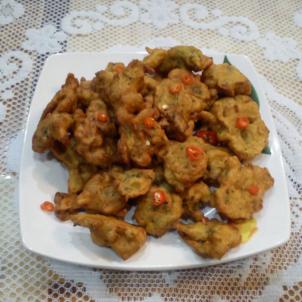 sarguna's fantabulous kitchen: Courgette/Zucchini Pakoras(Fritters)