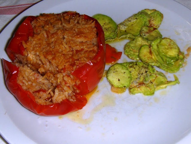 PEPERONI RIPIENI DI RISO CON SUGO DI TONNO E FILETTI DI ACCIUGHE