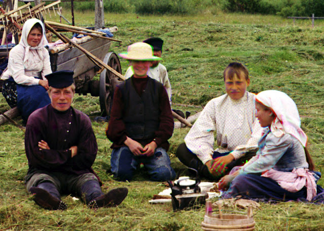 30 Extraordinary Color Photographs That Capture Everyday Life in Russia ...