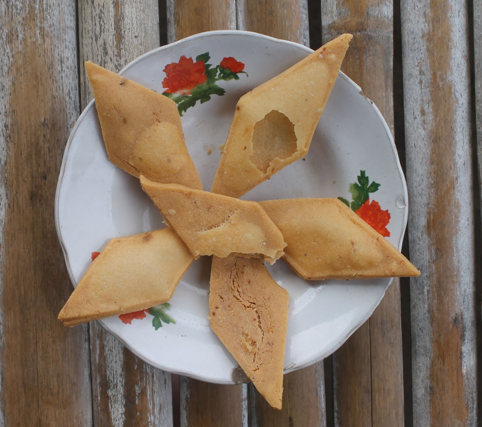 PUSTAKA MALUT: Bukan Sekedar Kue, Sumu-sumu dan Mumami