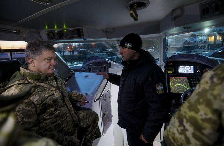 Демарш: Порошенко принял участие в испытаниях катера УМС-1000 в ...