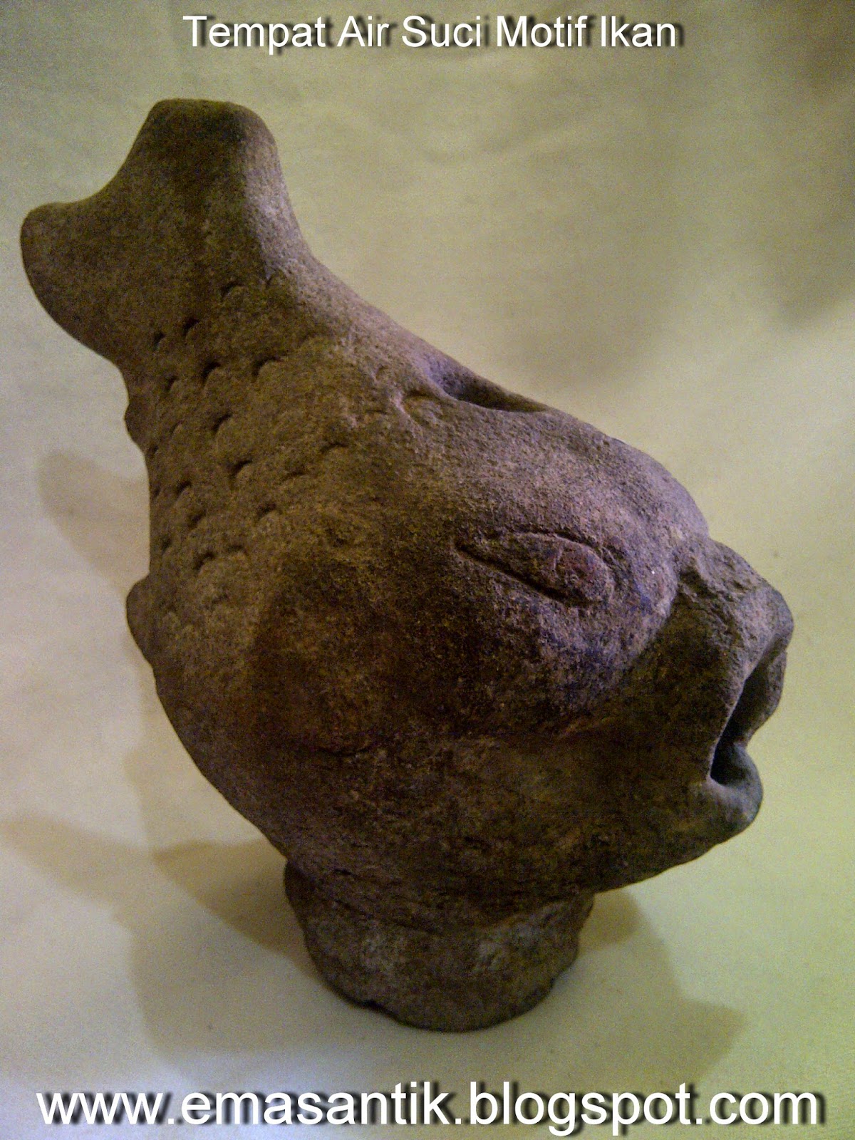 Hobby Antik: TEMPAT AIR SUCI KUNO MOTIF IKAN