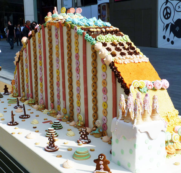 Amelie's House: Miss Cakehead's tasty Bridge of Cake