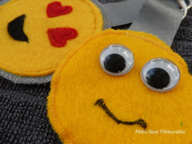 Pikku Akan Tilkkuvakka: Emoji-heijastimia