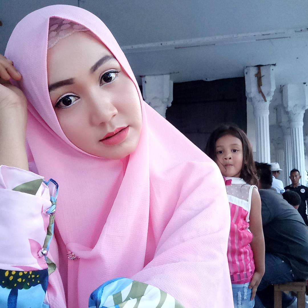 Kumpulan foto lengkap mama muda berjilbab - CantikaMagz