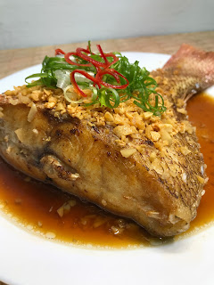 Min's Kitchen: Fried fish with crispy golden garlic 🐟