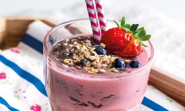 RECEITA: Smoothie de morango, mirtilos e flocos de aveia - Insight