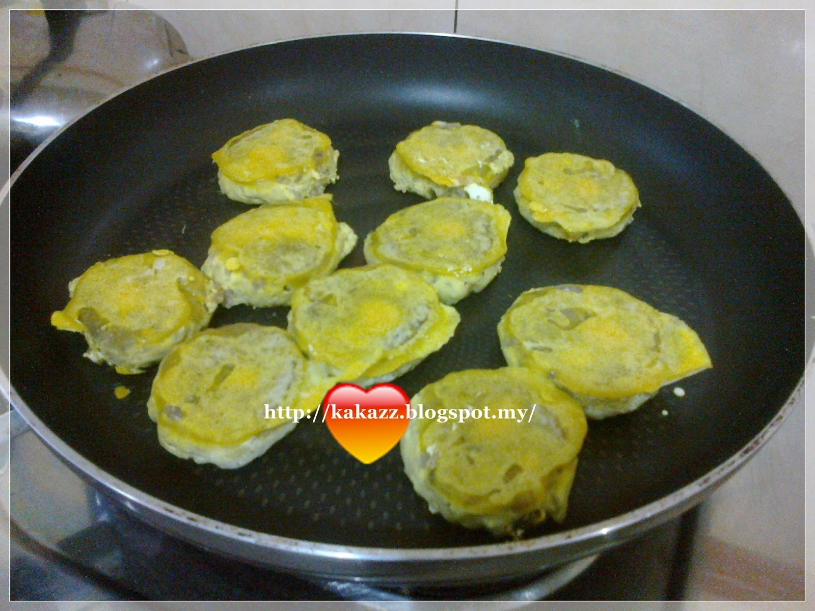 cik azz: Pertama kali buat kuih kasturi/kuih kacang frozen.