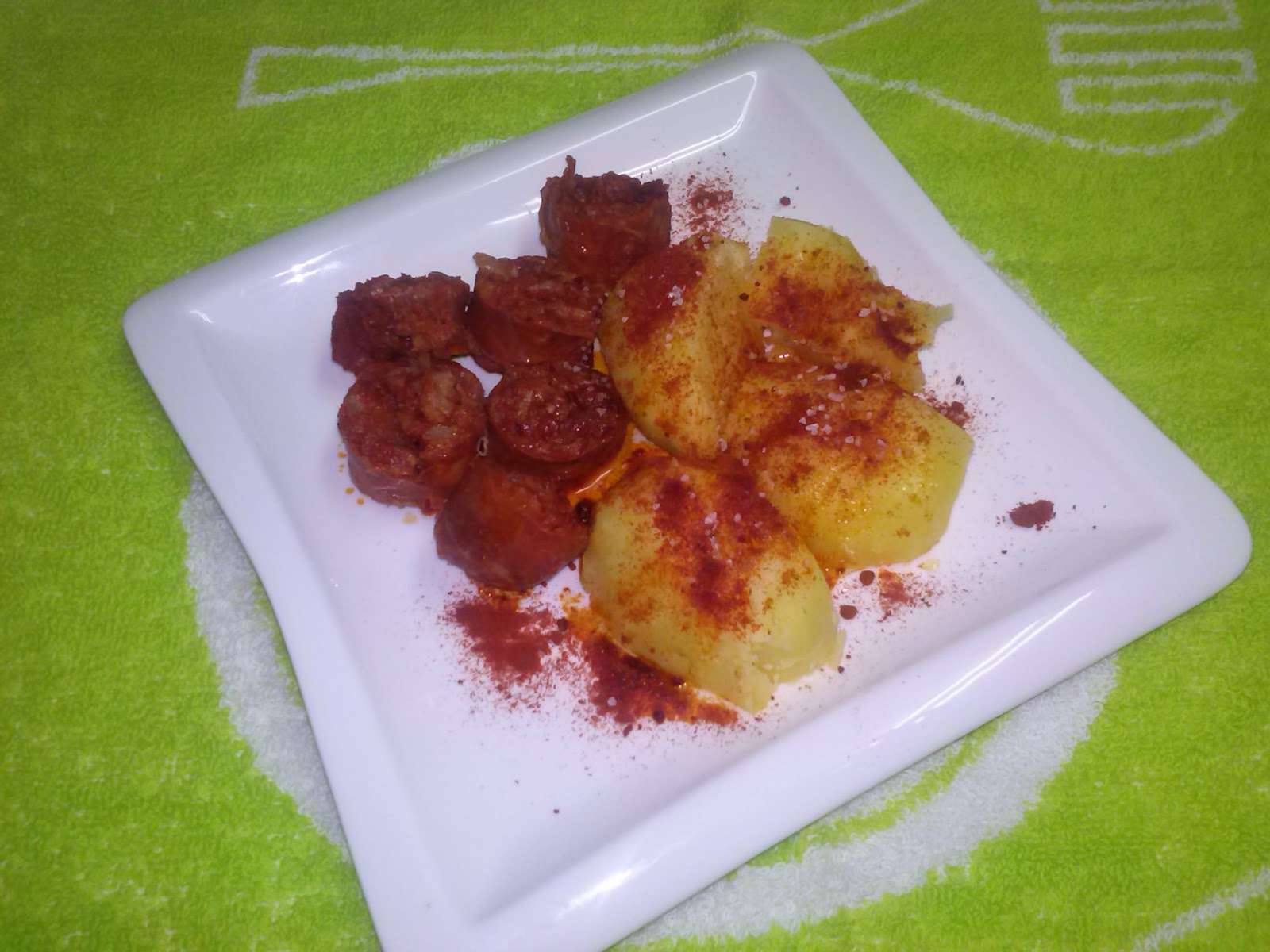 El Mundo Desde La Cocina De Merchina: CACHELOS CON CHORIZO: CHORIZO CON ...