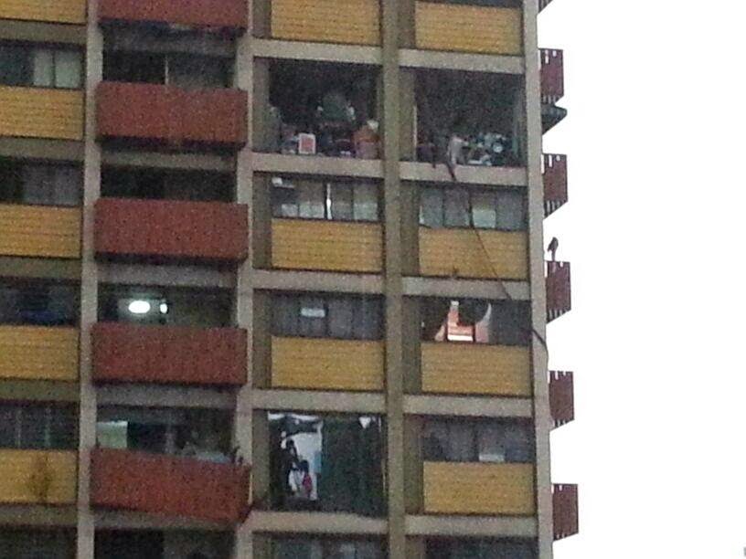 Gambar Dinding Rumah Pangsa Loke Yew Tercabut - Natang Ngoh