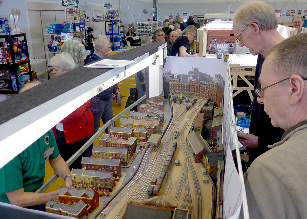 2mm Kent and Essex Area Group: Crawley Model Railway Society Exhibition ...