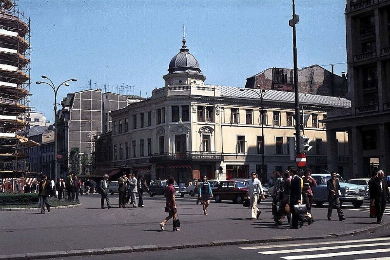 35 Color Pictures That Capture Street Scenes of Bucharest in the 1970s ...