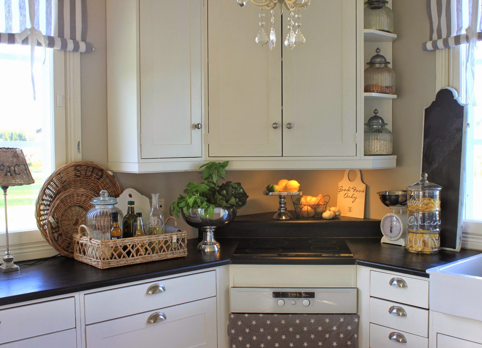 Onnela maalla: Keittiön uudet verhot