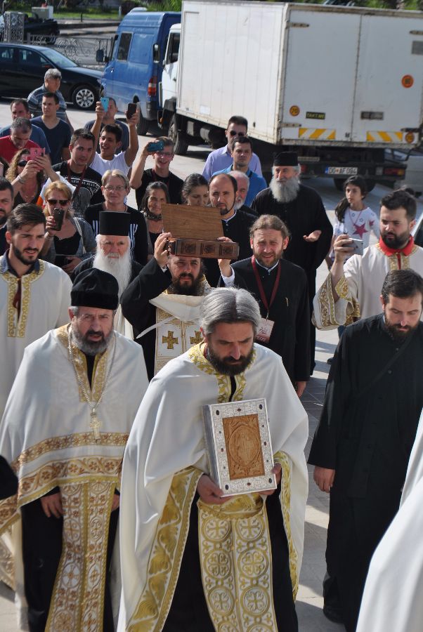 Дођи и види: Mитрополит Тимотеј (МПЦ) из Охрида донио честицу моштију ...