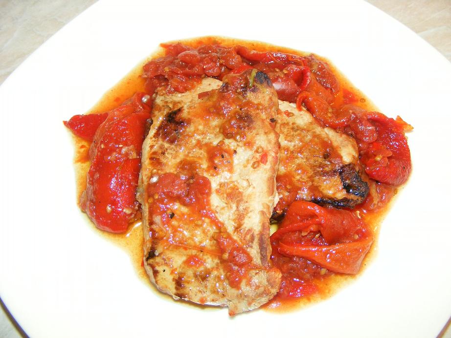 Muschi de porc la gratar cu rosii si ardei copti | Preparatedevis.ro