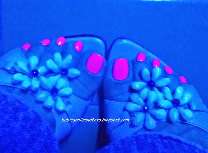 simple nails: 936 neon pink toes