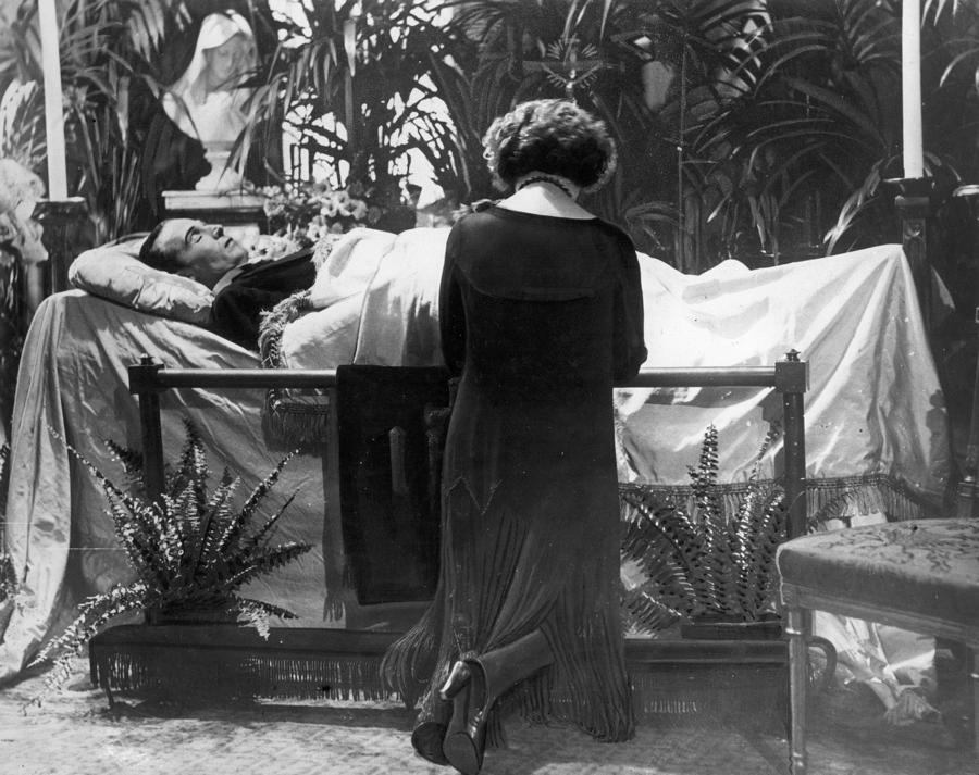 DECAYING HOLLYWOOD MANSIONS: Eva Miller Kneels Before the Bier of ...