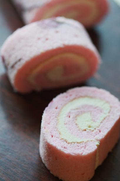 just love it: Pink cherry blossom roll cake….