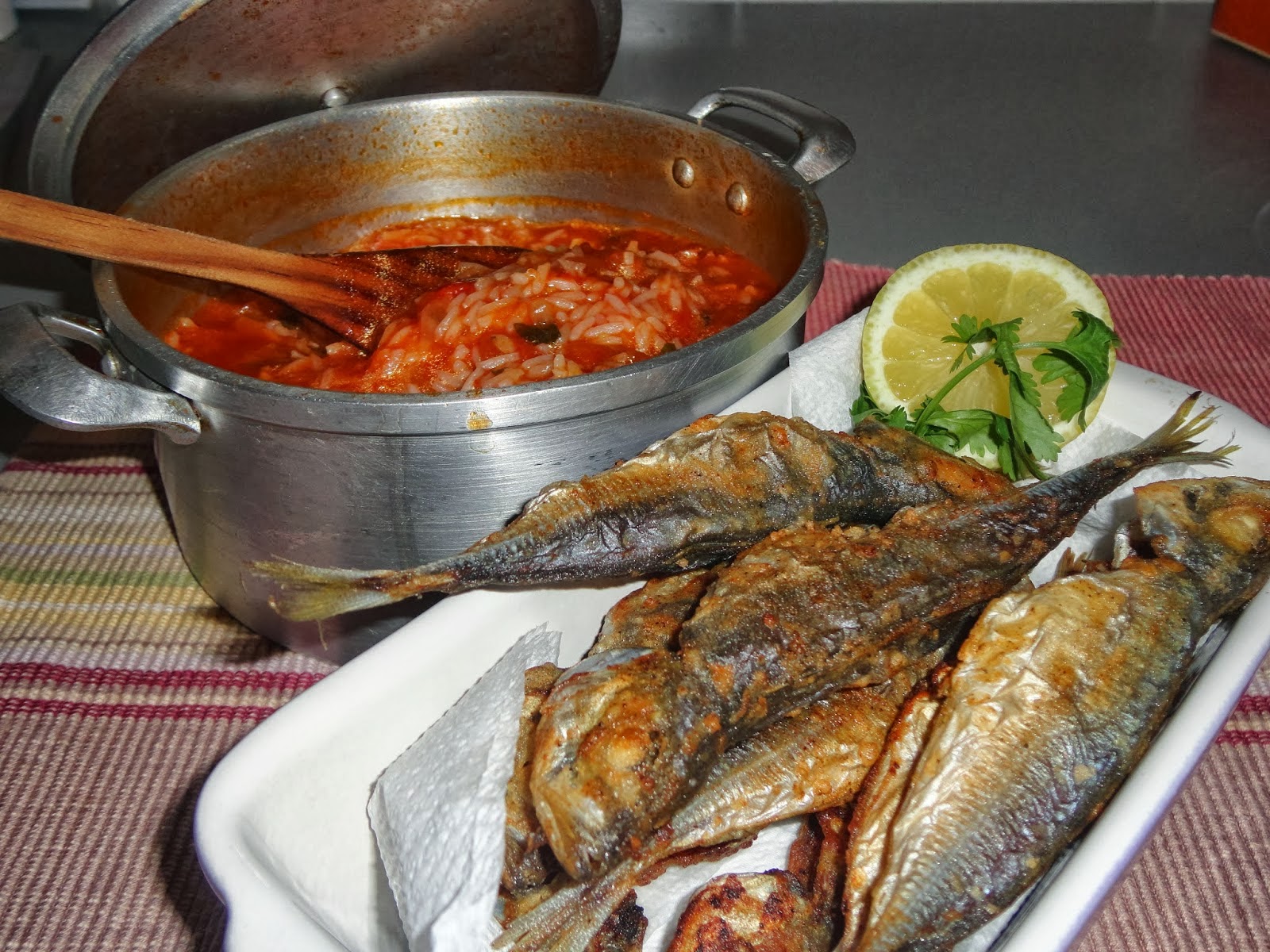 temperado a gosto...: Carapau frito com arroz de tomate