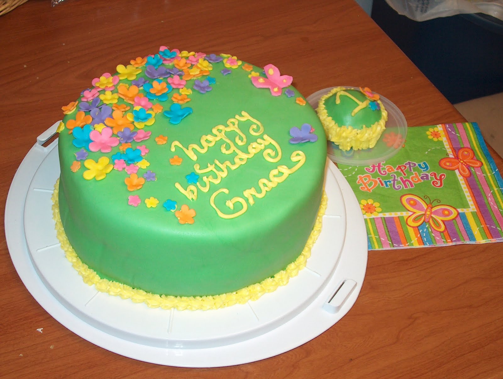 A Family That Birds Together: Cakes for Grace