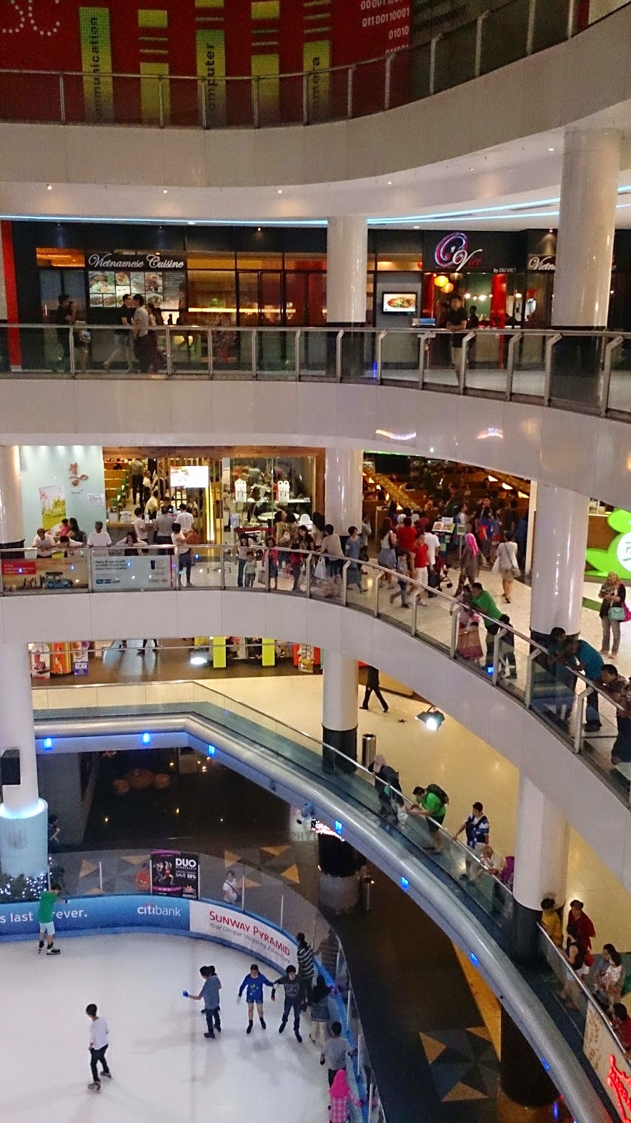 Sunway Pyramid 连假中的人潮 | Sharetisfy