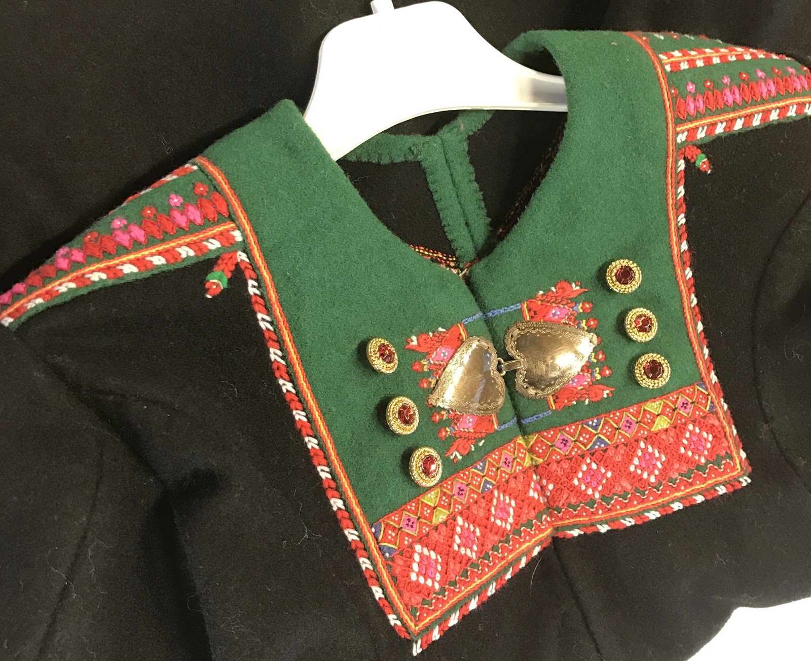 Helles Syskrin: BRODERER DU BUNADEN SELV?