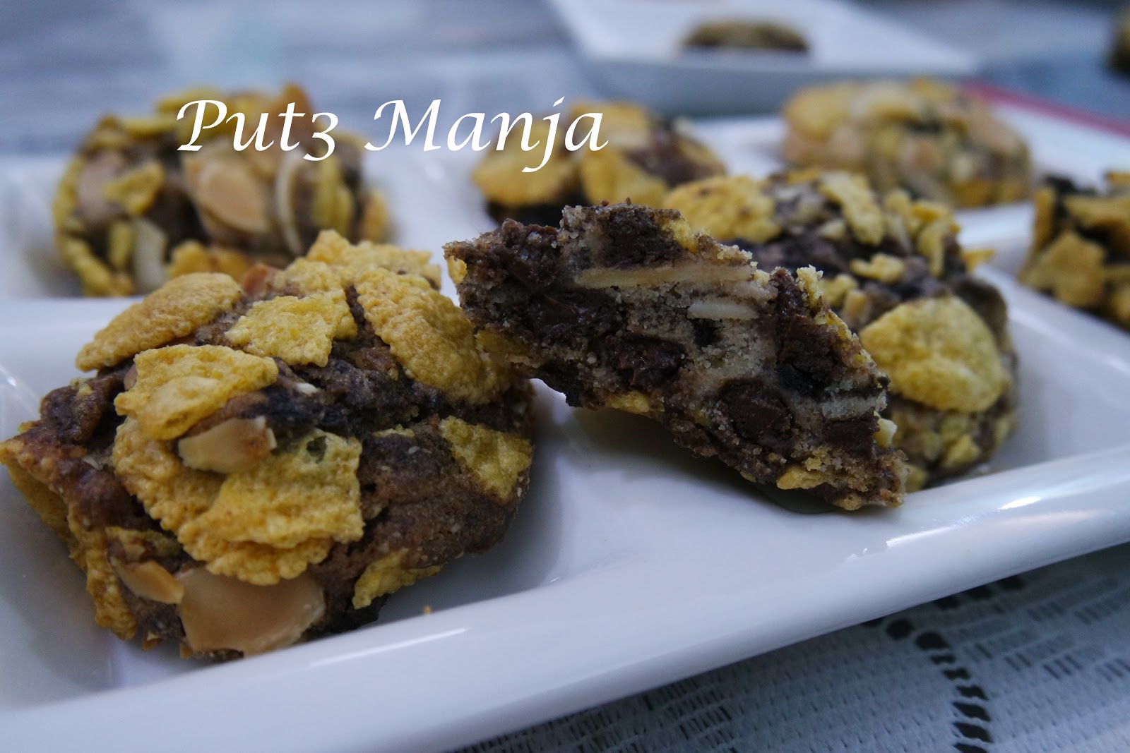 RASA-RASA SELERA PUTERI MANJA: OREO ALMOND CORNFLAKES COOKIES