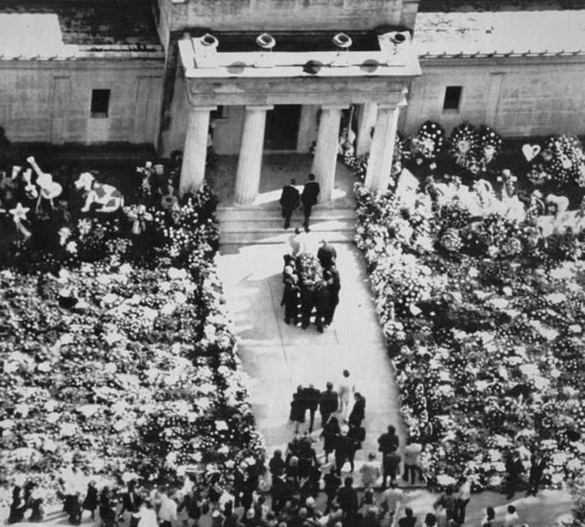 The Death of Elvis Presley - August 16th 1977 ~ Vintage Everyday