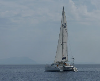 ONOTOA: Onotoa unter Segeln / Onotoa sailing
