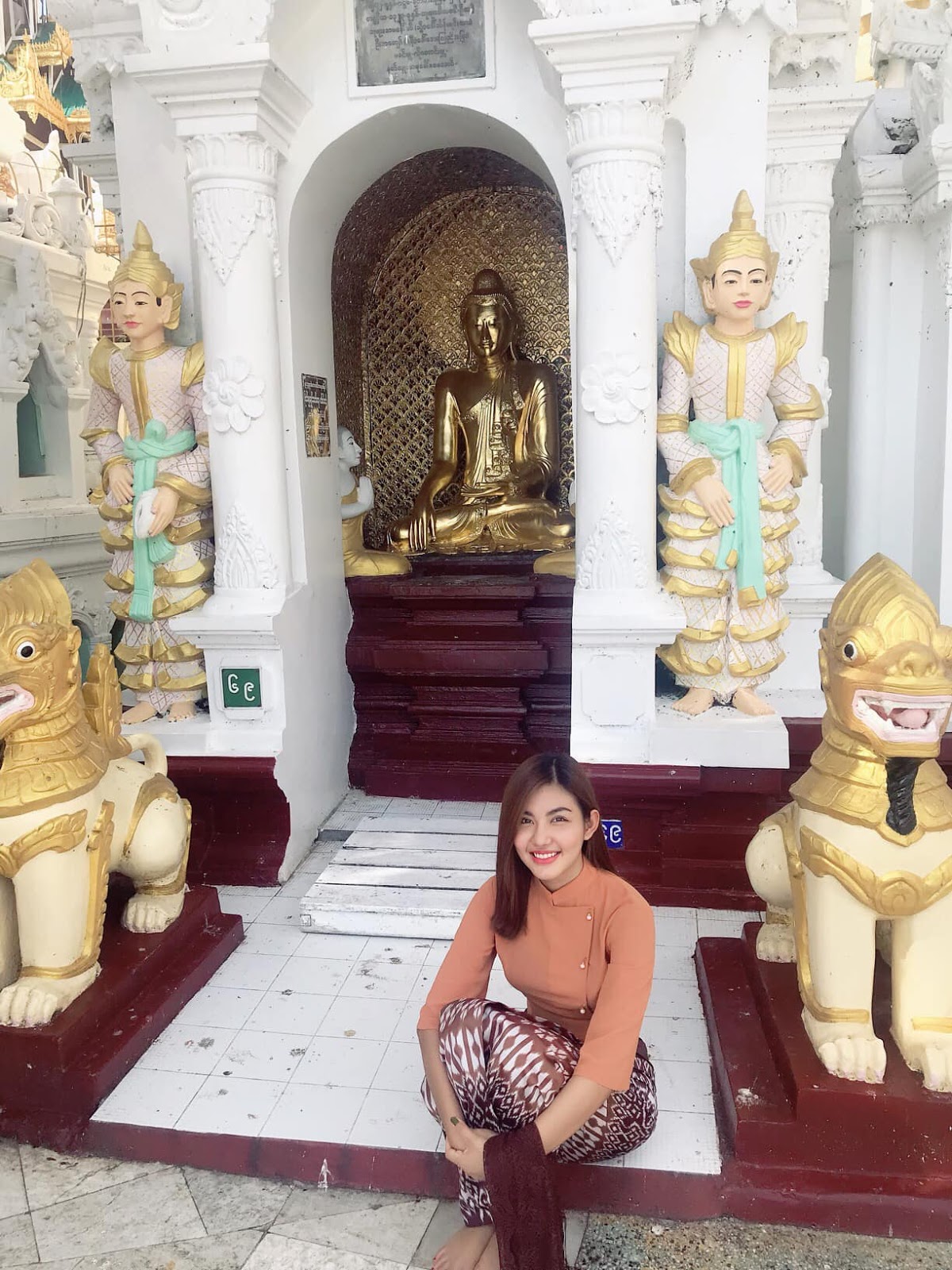 May Myint Mo With Beautiful Myanmar Outfit At Shwe Dagon Pagoda
