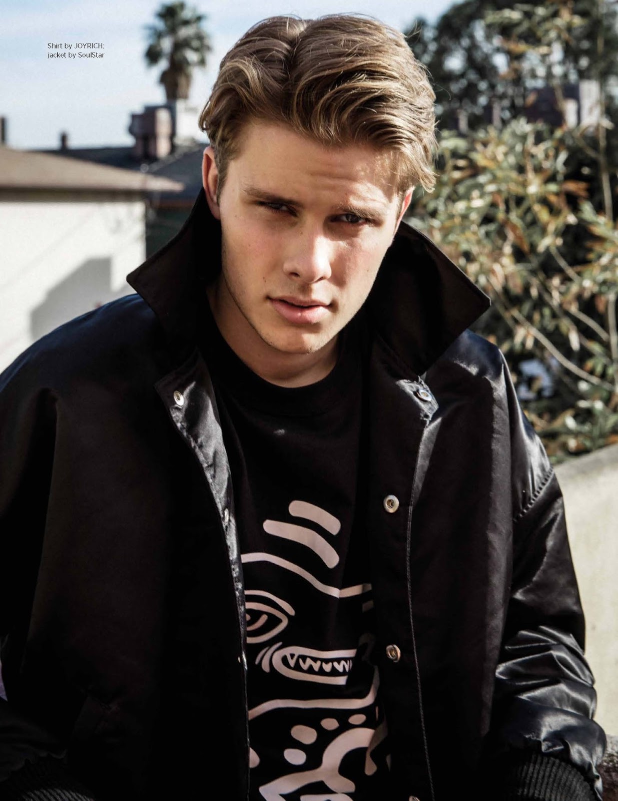 Logan Shroyer viste dinámicos looks para DAMAN Magazine en fotos de ...