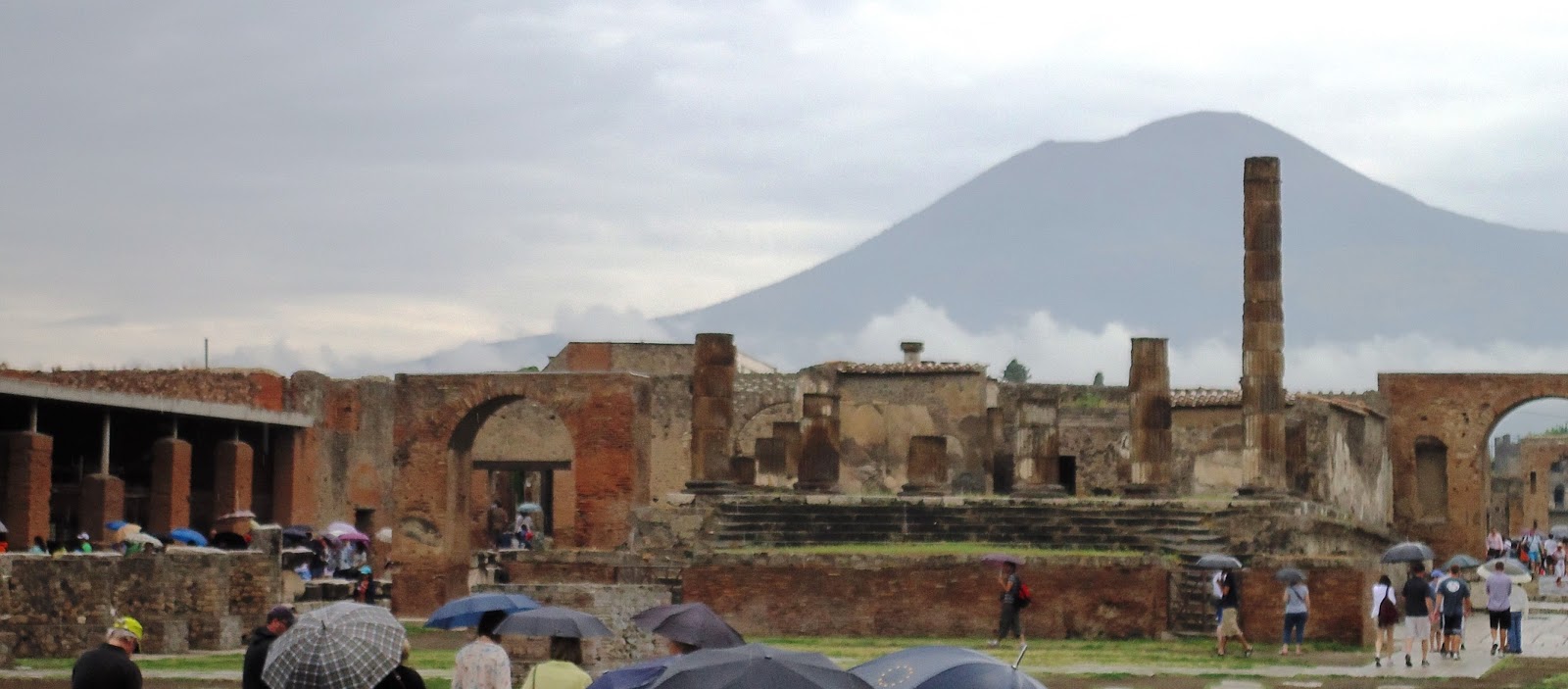 Patrick Comerford: Walking beneath the clouds of Mount Vesuvius