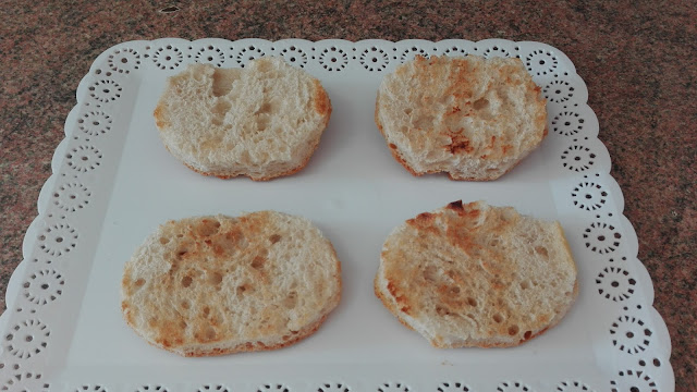 Ahora tostamos ligeramente el pan (el que os guste) a continuación ...