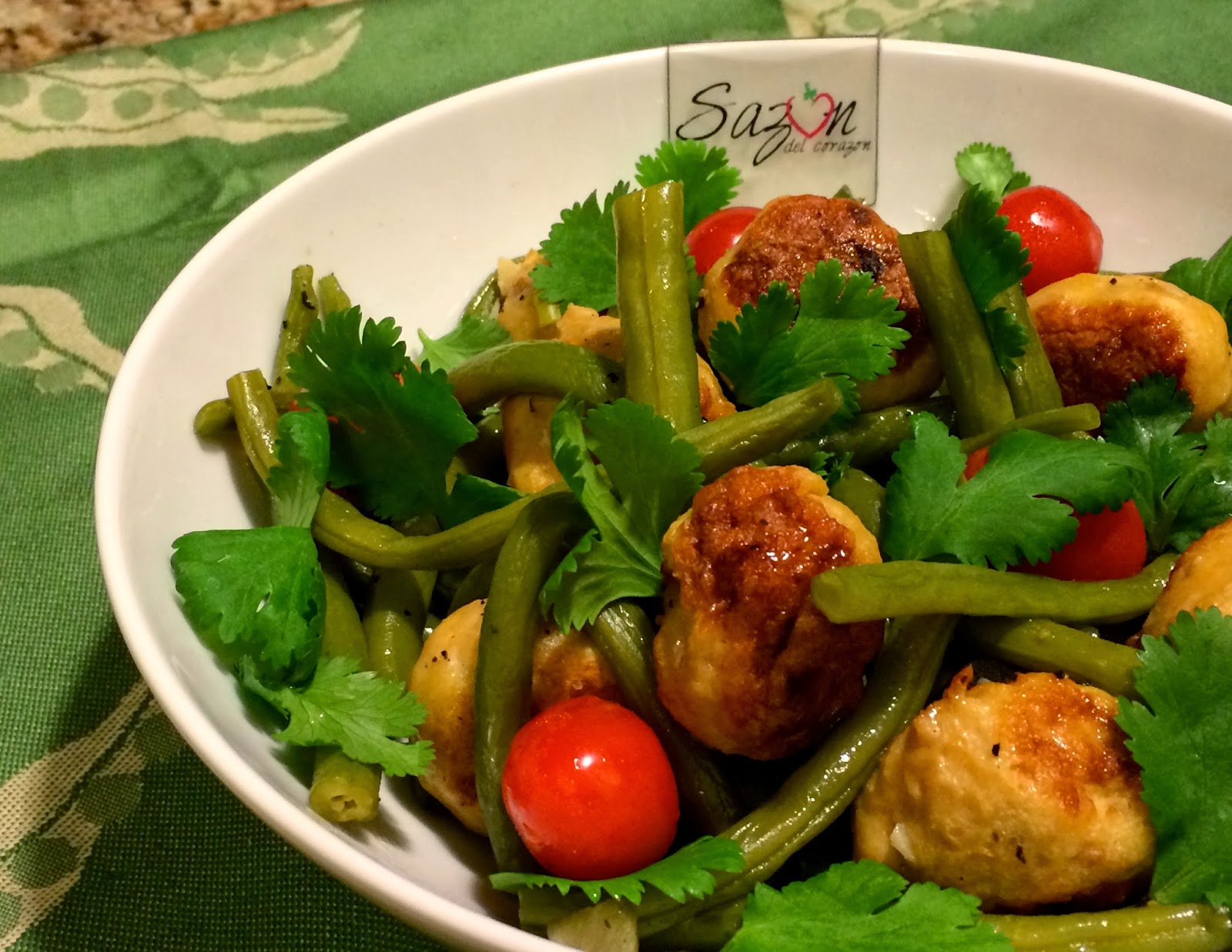 Sazón del corazón: Ensalada de albóndigas de pollo con ejotes