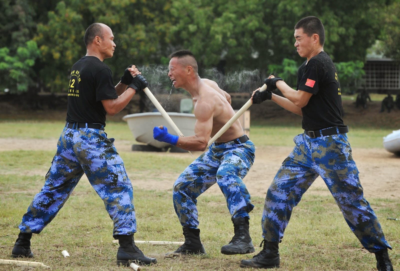 ANGALIA PICHA WANAJESHI WA CHINA NA TANZANIA WAFANYA MAZOEZI YA PAMOJA