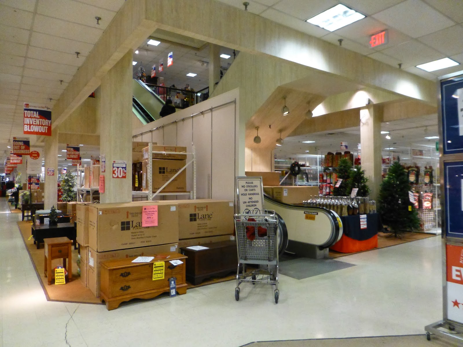 Dead and Dying retail: Rolling Acres Mall in Akron, Ohio