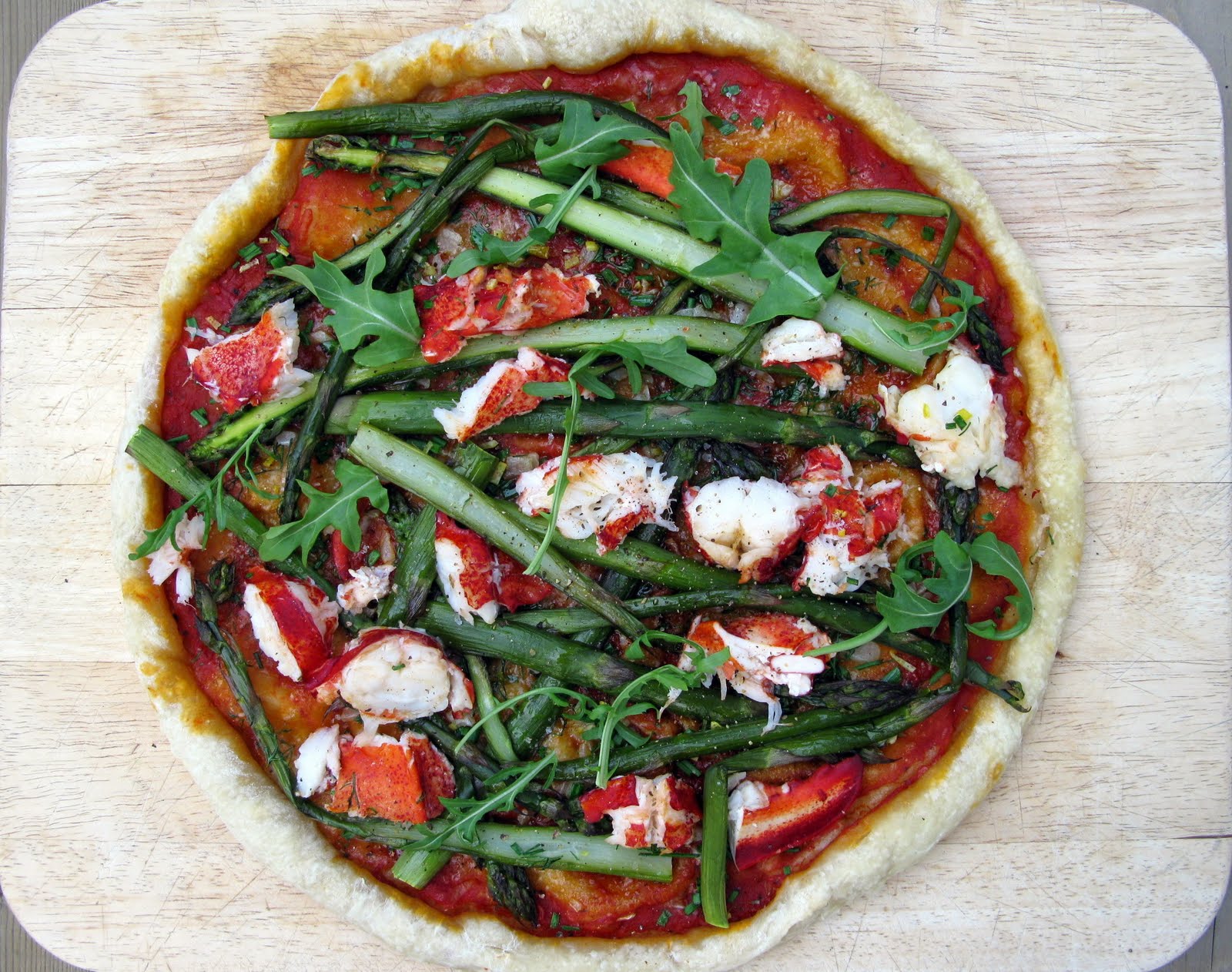 Au gré du marché: Pizza printanière au homard et aux asperges