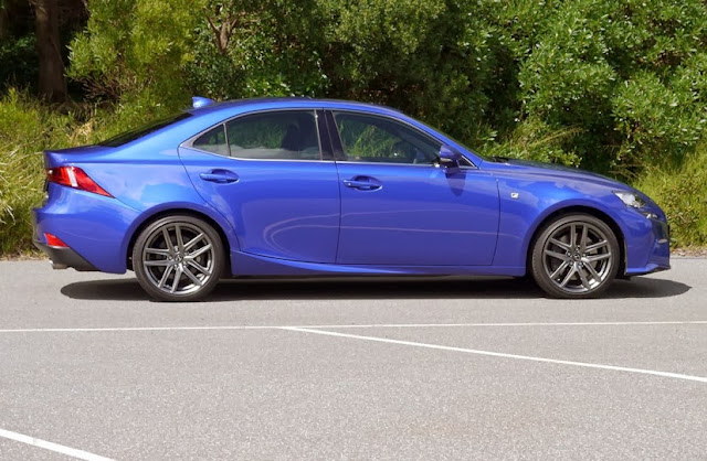 Lexus IS350 sport with V6 engine - Mycarzilla