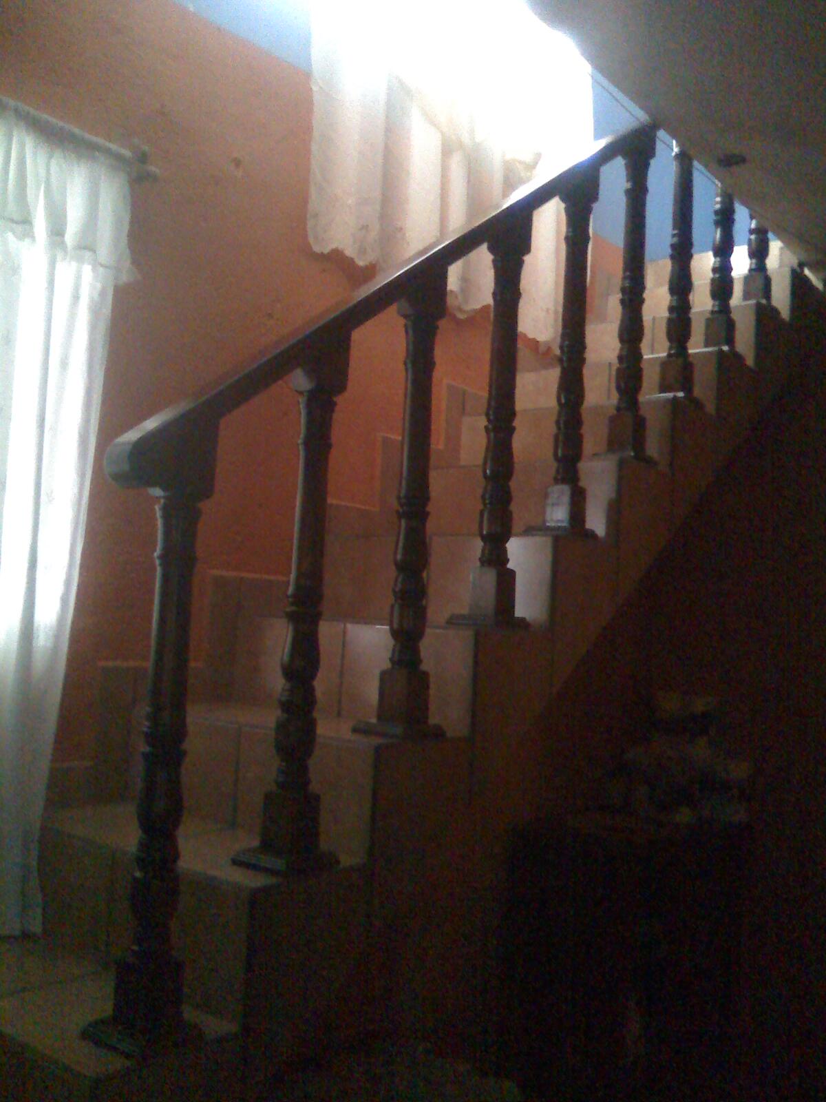 CARPINTERIA: barandal de madera color cafe claro