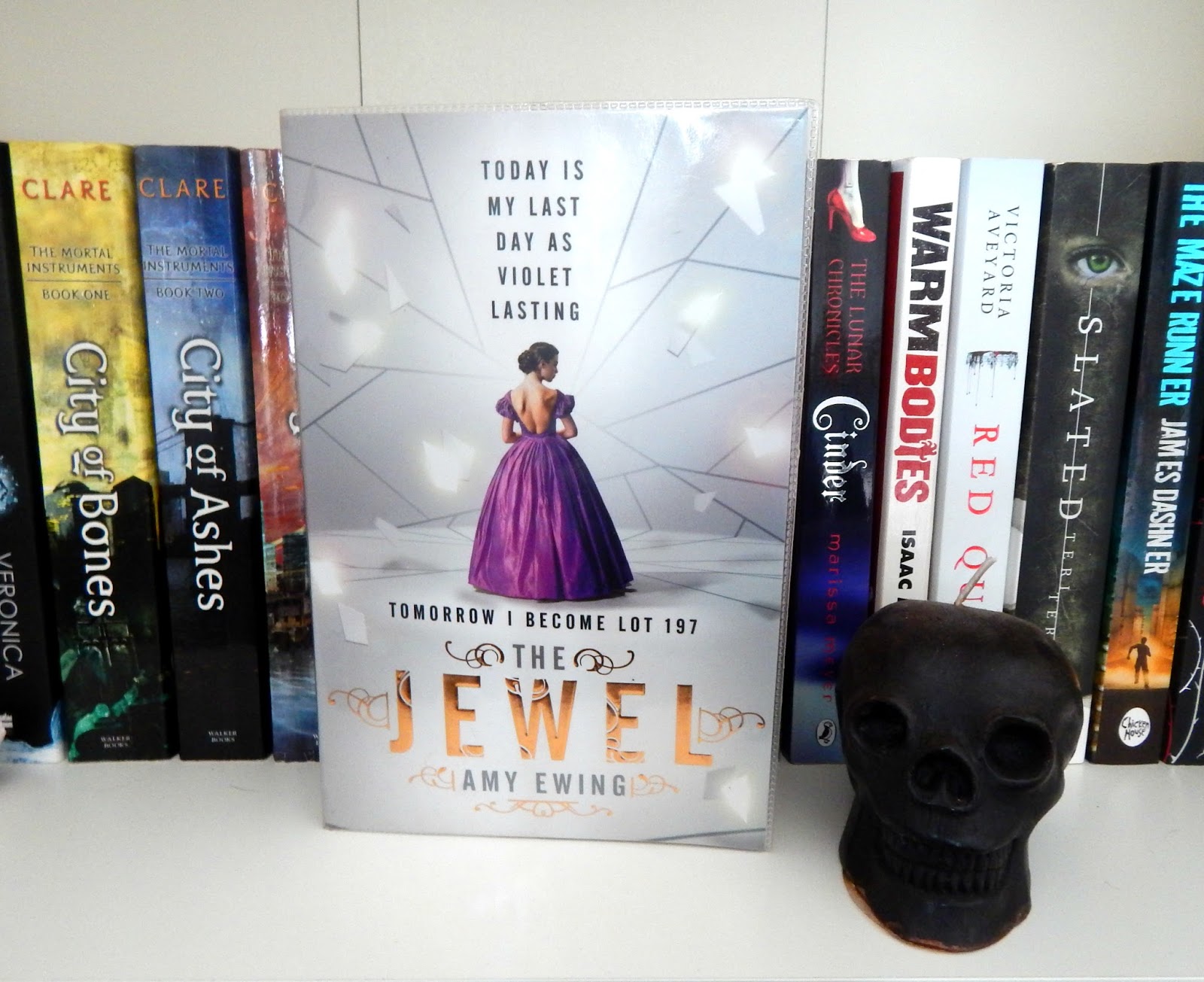 The Jewel by Amy Ewing - what lauren did today