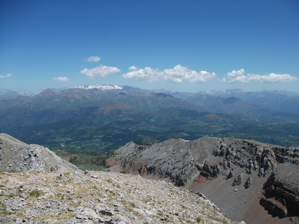 ¡Qué lejos está el suelo!: El Turbón (2497 m.) - Por Selvaplana.