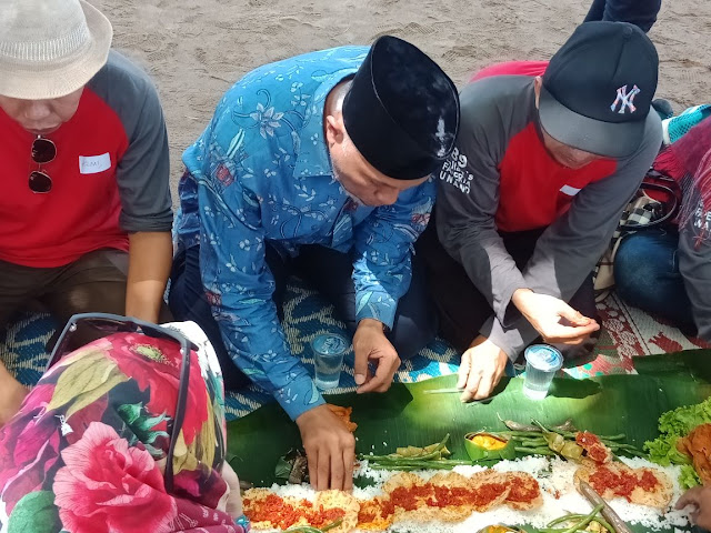 Mahyeldi Makan Bajamba Jo Karupuak Jariang - Bakaba Babarito