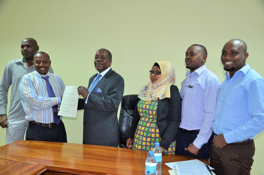 MATUKIO @ MICHUZI BLOG: PROFESA MUHONGO ASAINI LESENI ZA MADINI