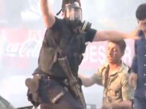 Touching images of a Policeman coming to the aid of a soldier in Turkey ...